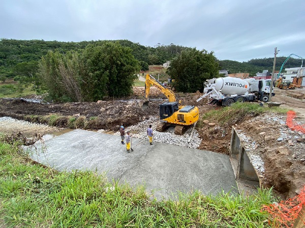 Rotatória para facilitar retorno na SC-403 começa a ser construída nos ...