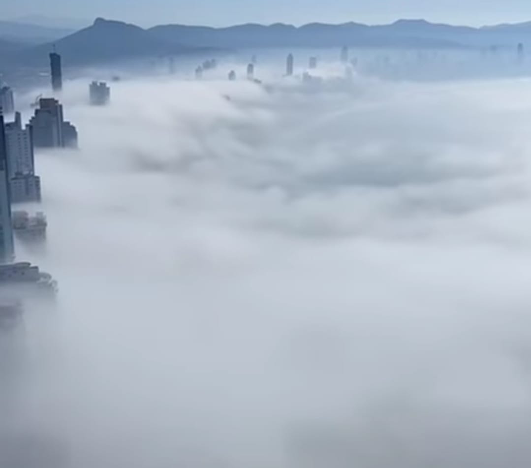 Neblina muda paisagem em SC, causa acidente e afeta portos e aeroporto ...
