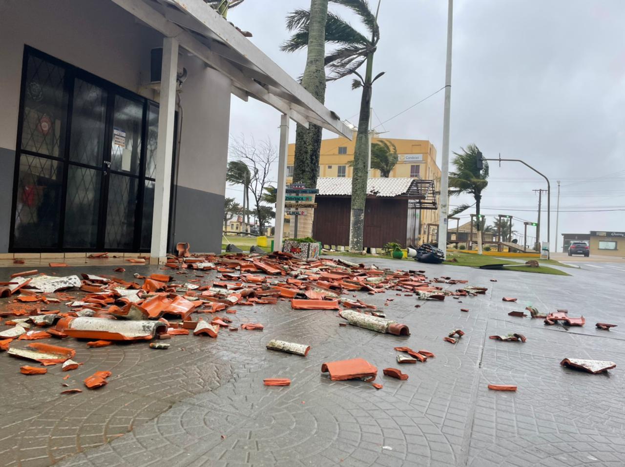 VÍDEO: Ciclone causa enchente e destelhamentos em Barra Velha