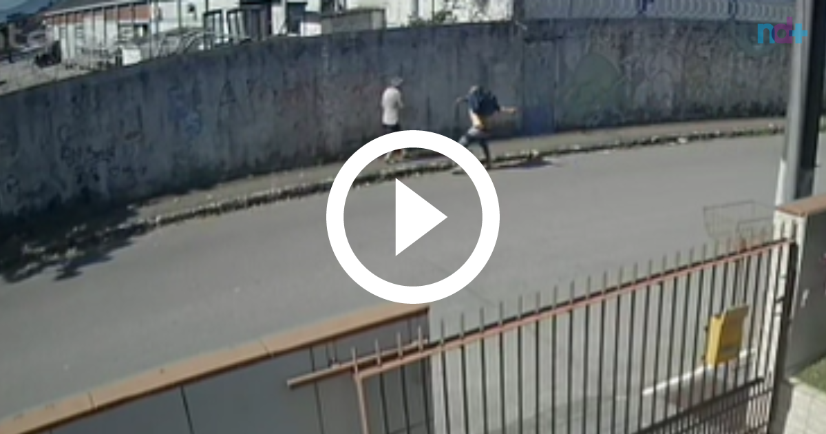VÍDEO: Idosa cai após levar soco de estranho em plena luz do dia em rua ... VÍDEO: Idosa cai após levar soco de estranho em plena luz do dia em rua ...
