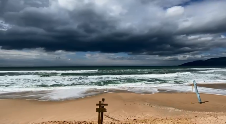 Moradores Do Morro Das Pedras Fazem Nova Barricada à Espera Do Mar