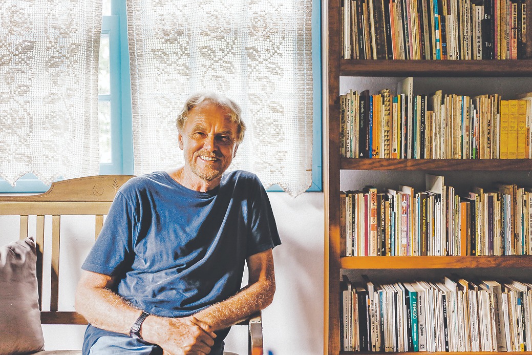 Alcides Buss lança livro de poemas no bairro Sambaqui, em Florianópolis
