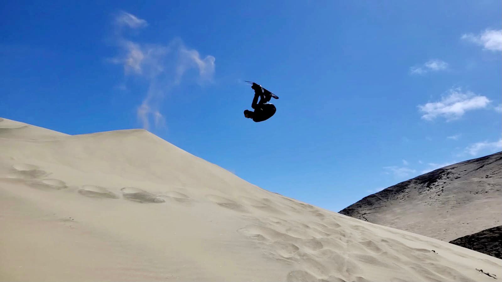Manezinho dá show de sandboard nas areias do Chile