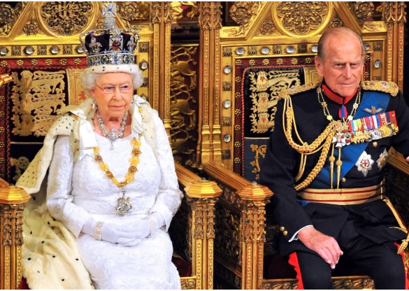 FOTOS: Reveja trajes marcantes e inesquecíveis da Rainha