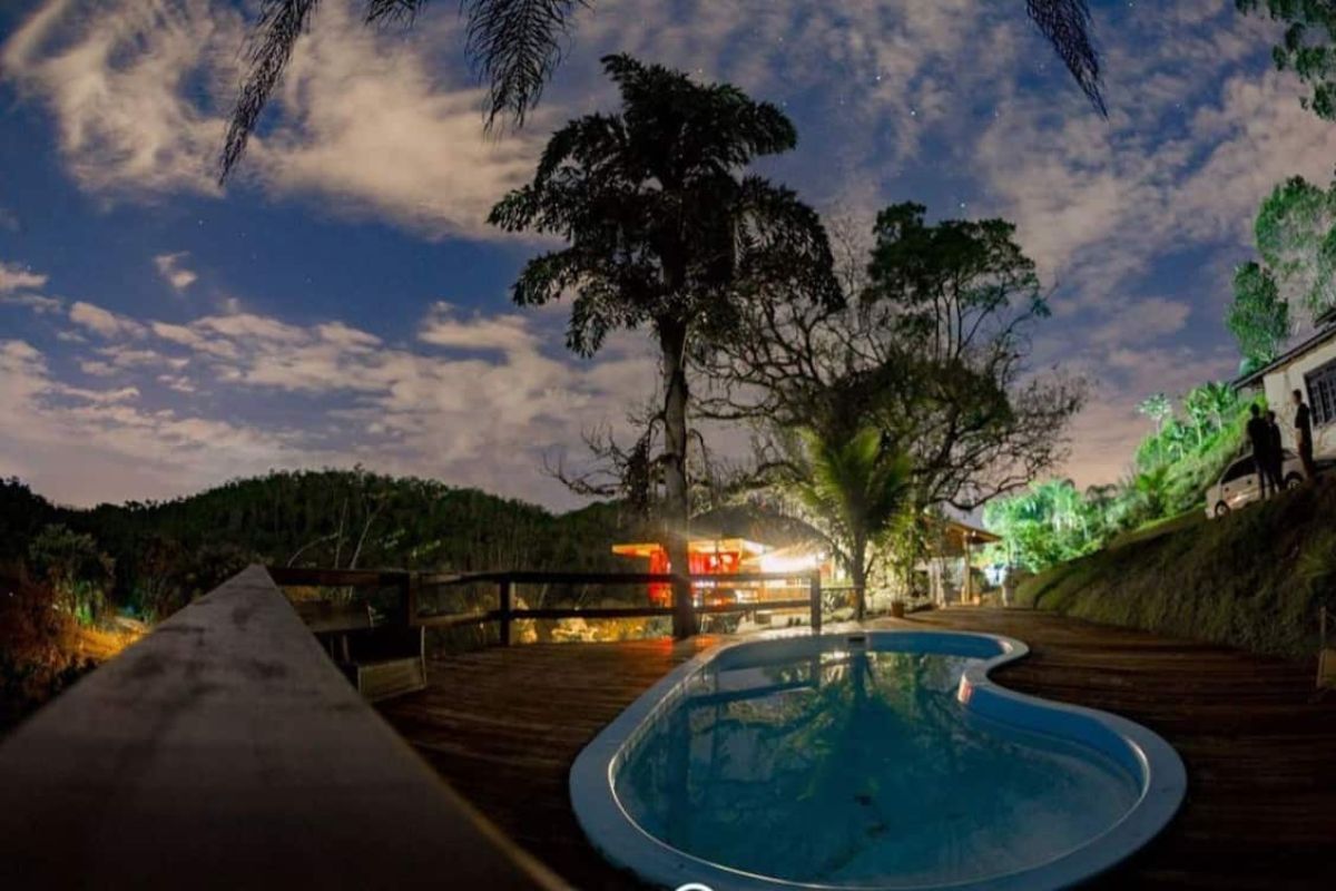 FOTOS: Conheça 5 casas com piscina para aproveitar o verão em Joinville