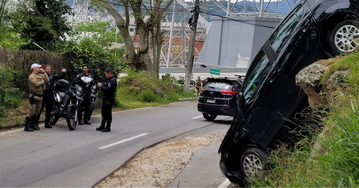 FOTO: Carro descontrolado desce a encosta e cai no meio da rua em Florianópolis