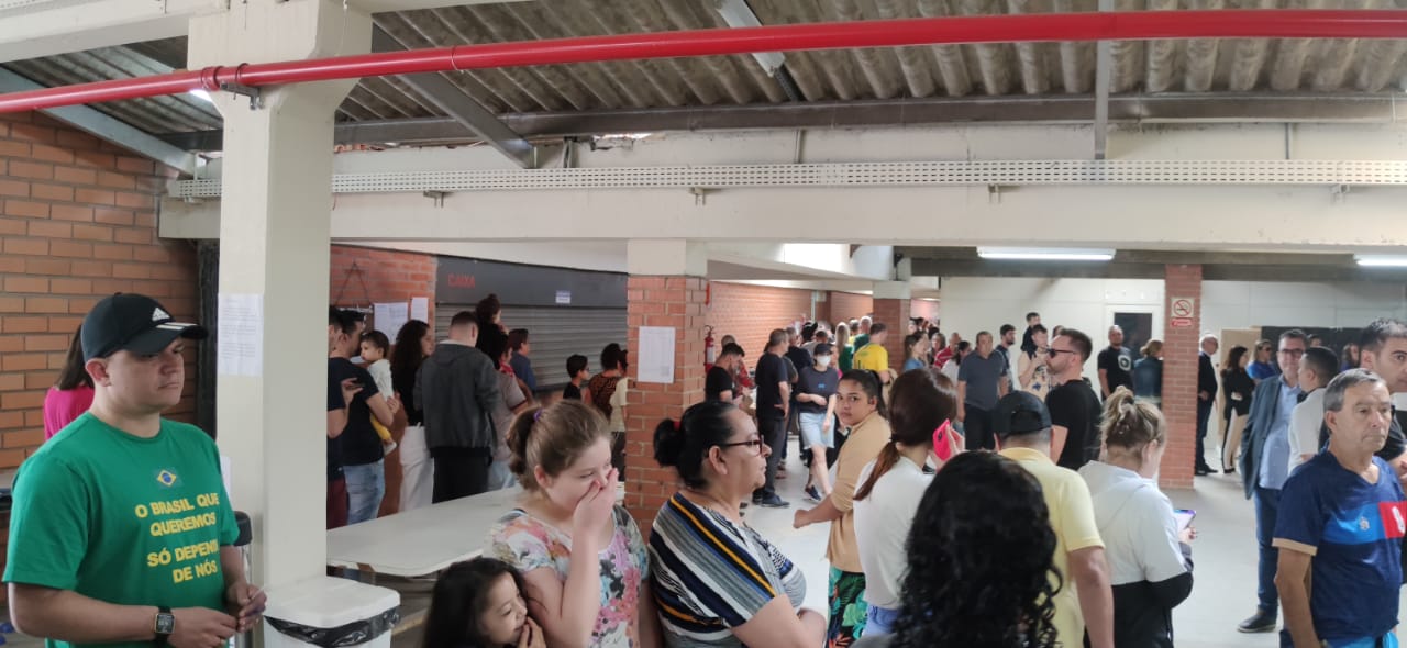 FOTOS: Longas filas marcaram a manhã do domingo de votação em Blumenau