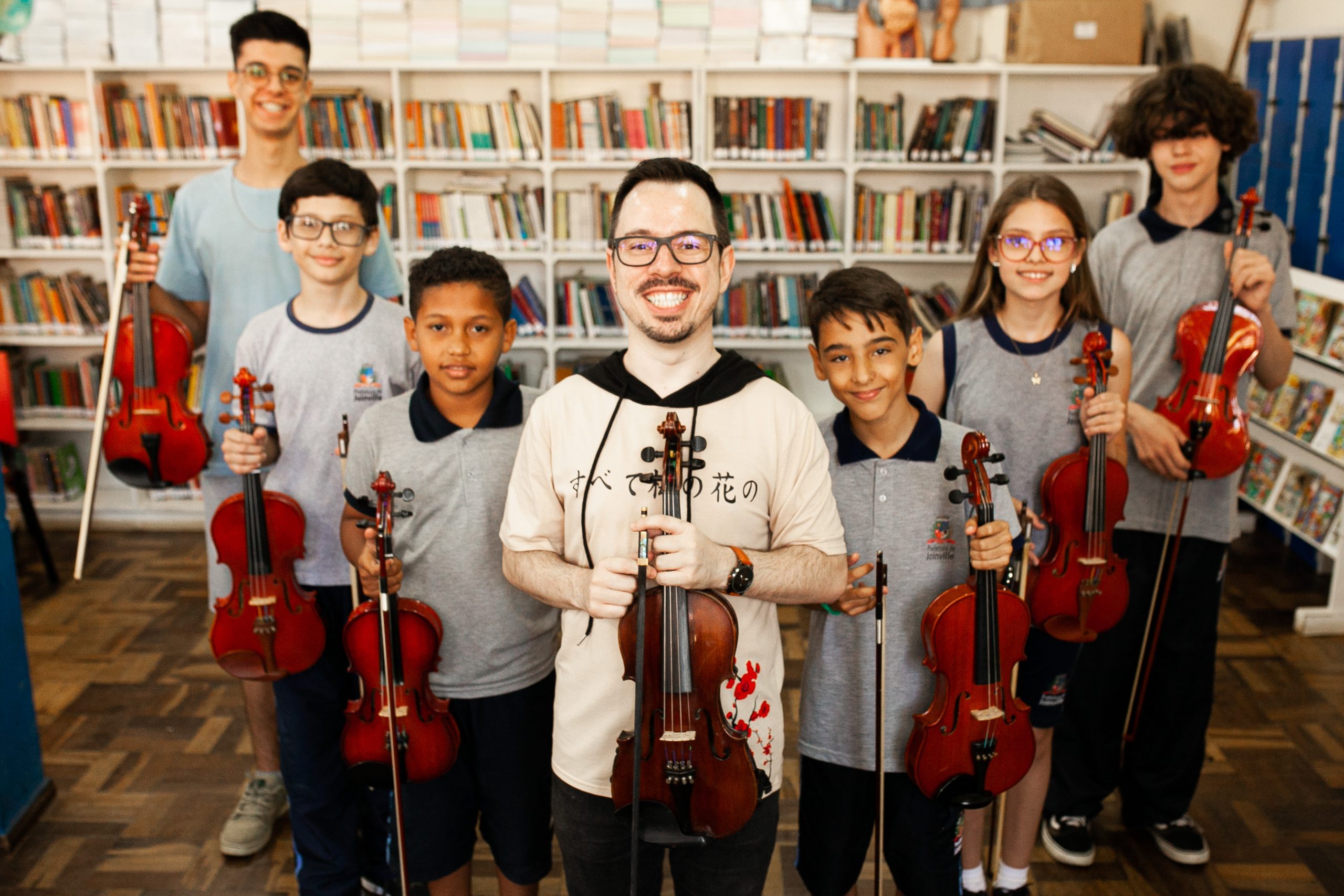 Em Joinville, projeto gratuito ensina aulas de violino para alunos da ...