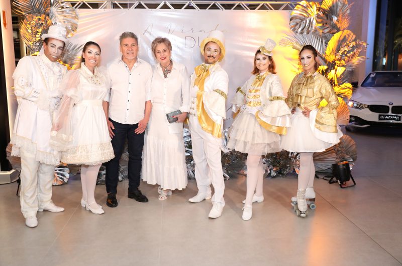 FOTOS: Badalada festa de réveillon em luxuosa loja de carros em Joinville