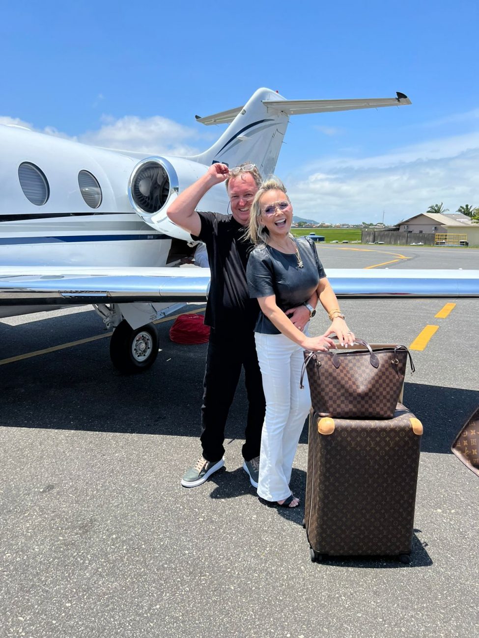 A bordo de seu jatinho e hóspede de um hotel luxuoso, milionário ...