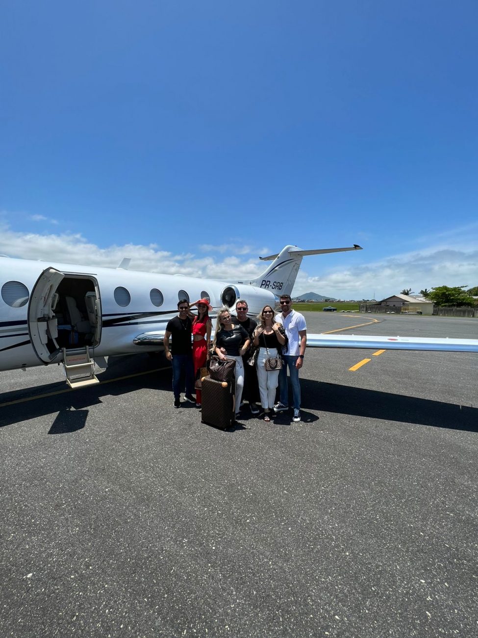 A bordo de seu jatinho e hóspede de um hotel luxuoso, milionário ...