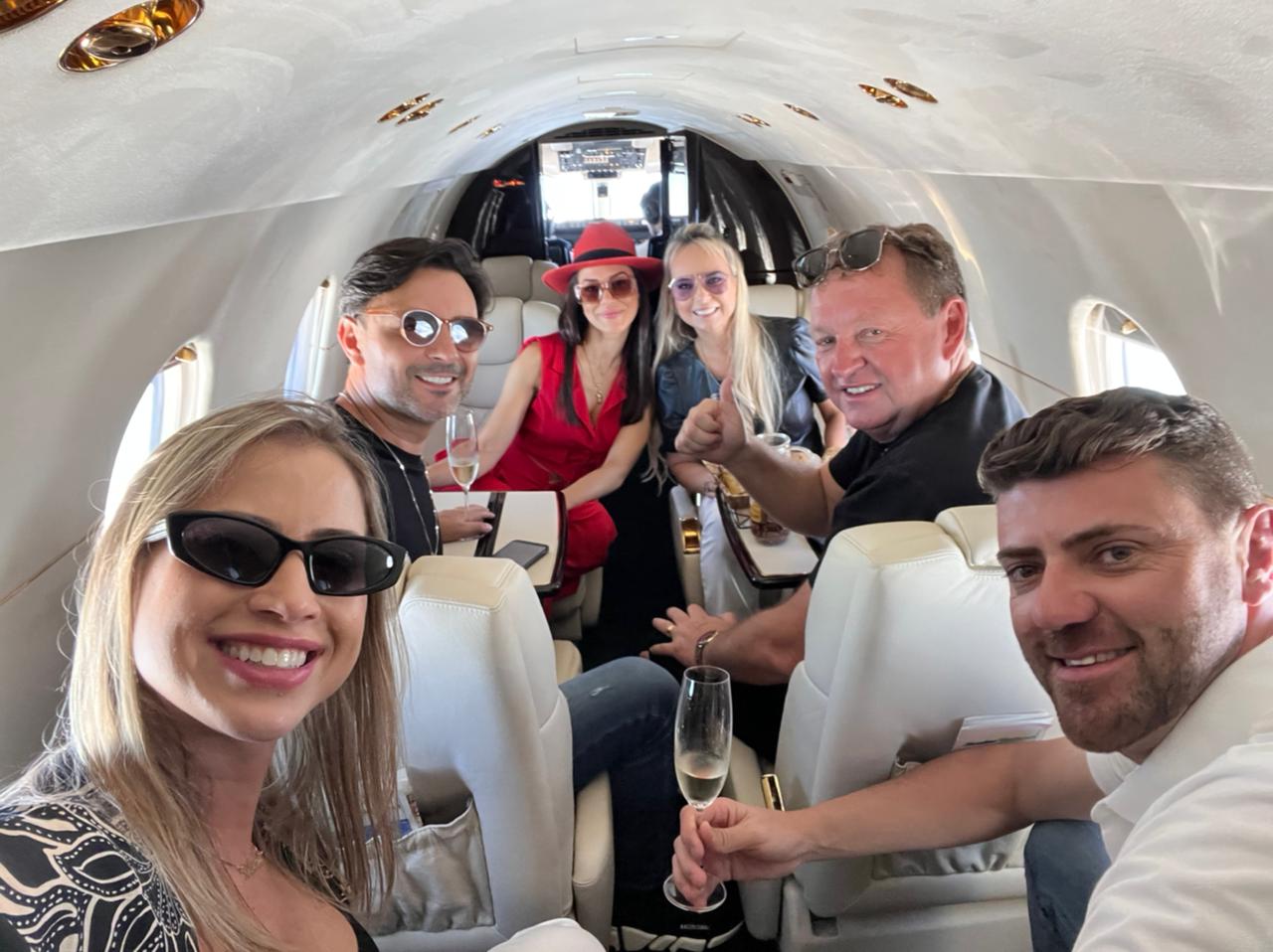 A bordo de seu jatinho e hóspede de um hotel luxuoso, milionário ...