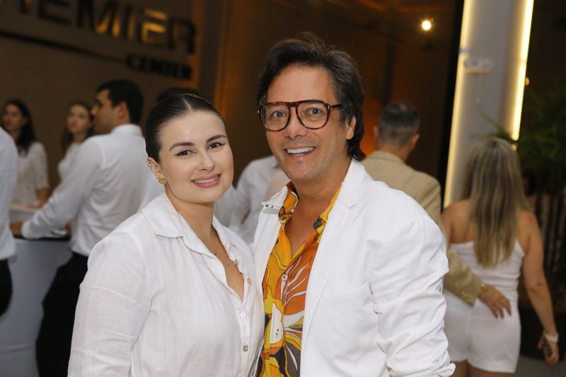 FOTOS: Badalada festa de réveillon em luxuosa loja de carros em Joinville