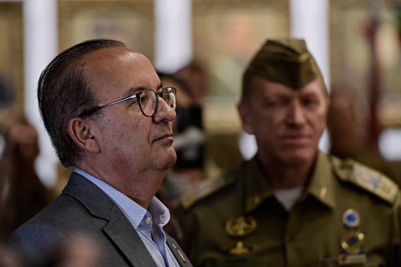 Governador de SC autoriza que policiais aposentados fiquem com a arma ...