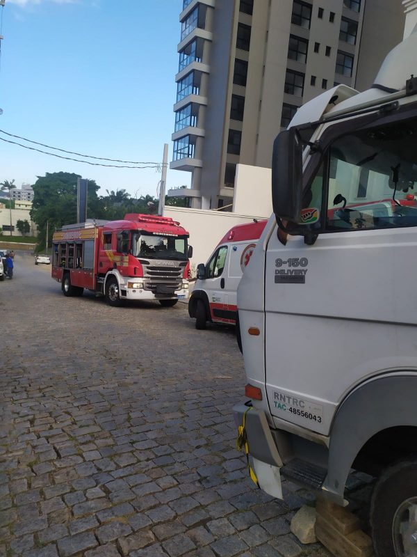 Homem é socorrido em estado grave após ser atropelado por caminhão em Brusque