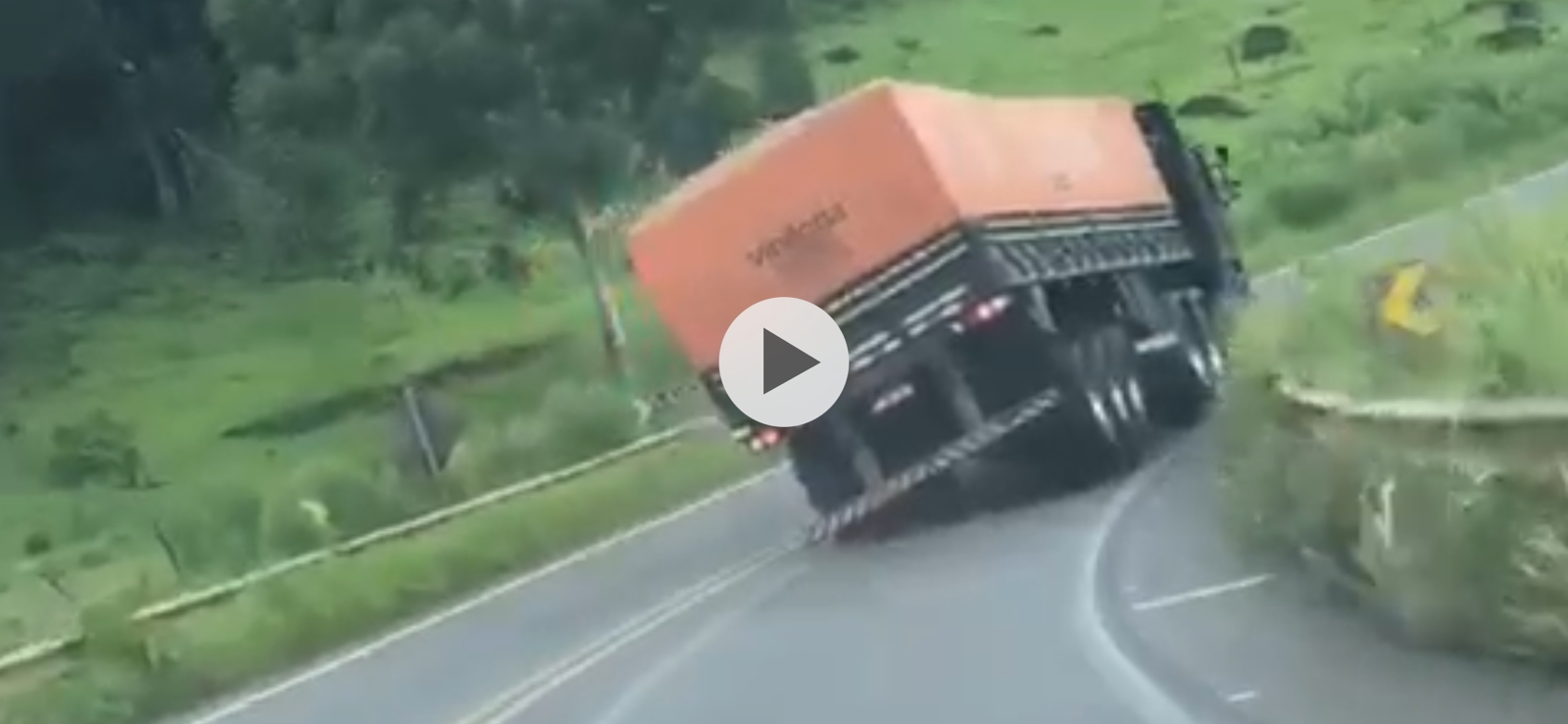 Caminhão tomba ao tentar fazer curva na SC-157; assista ao flagrante