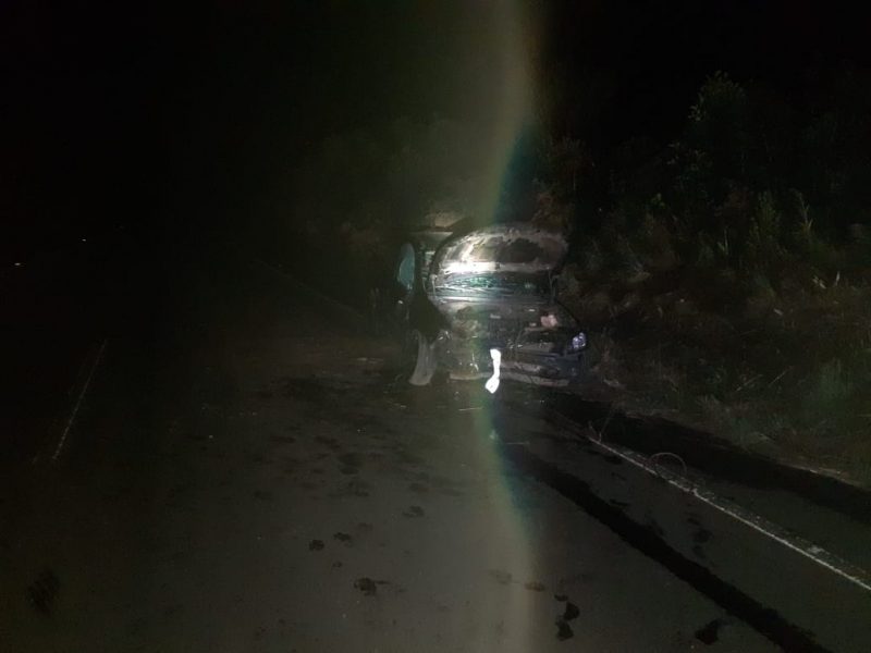 Carro capota e motorista fica preso sob veículo na SC-350, em Lebon ... Carro capota e motorista fica preso sob veículo na SC-350, em Lebon ...
