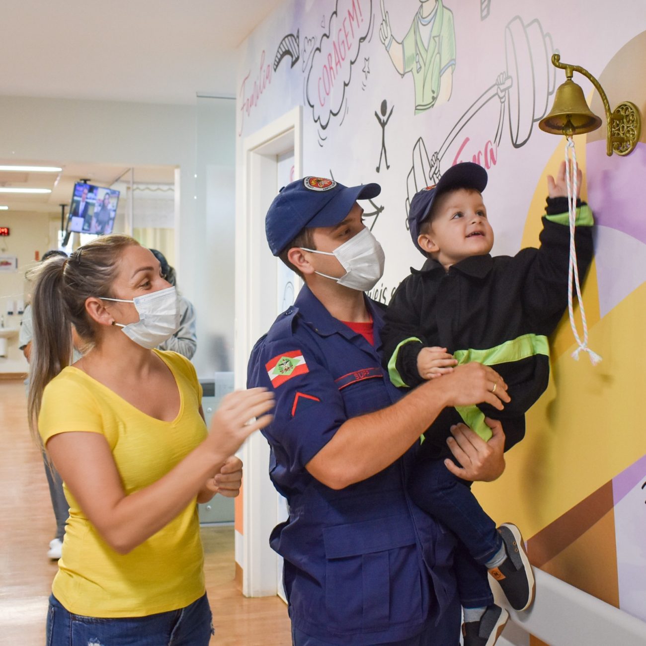 VÍDEO: Menino realiza sonho de conhecer bombeiros após vencer luta ...