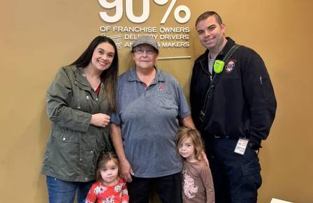 VÍDEO: Após queda feia, entregadora de pizza de 72 anos recebe vaquinha ...