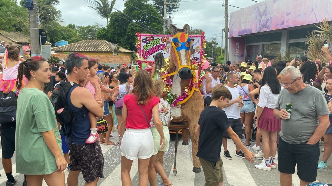 VÍDEOS e FOTOS: Bloco Onodi arrasta foliões em Florianópolis neste domingo