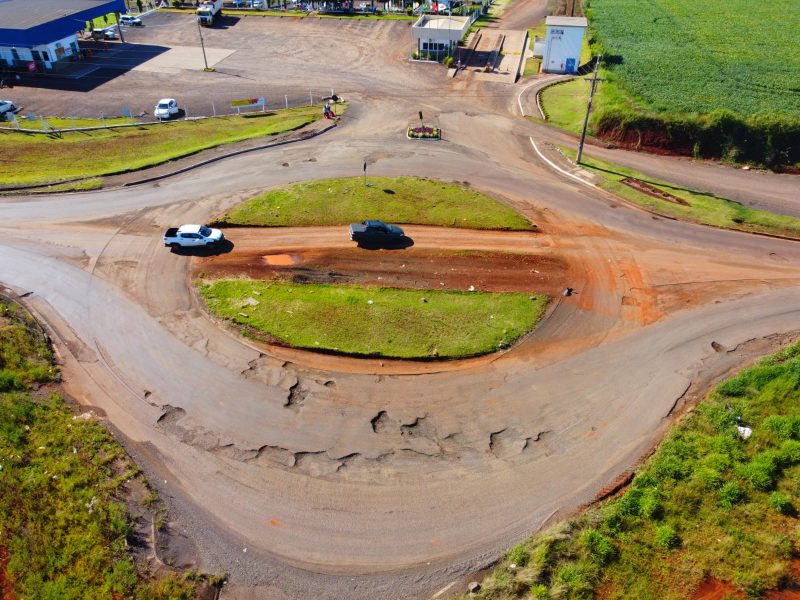 FOTOS: 'Carreiro' é aberto em rotatória para desviar buracos em rodovia ...