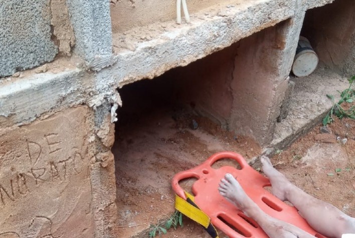 Coveiro vê cimento fresco e descobre mulher enterrada viva em cemitério