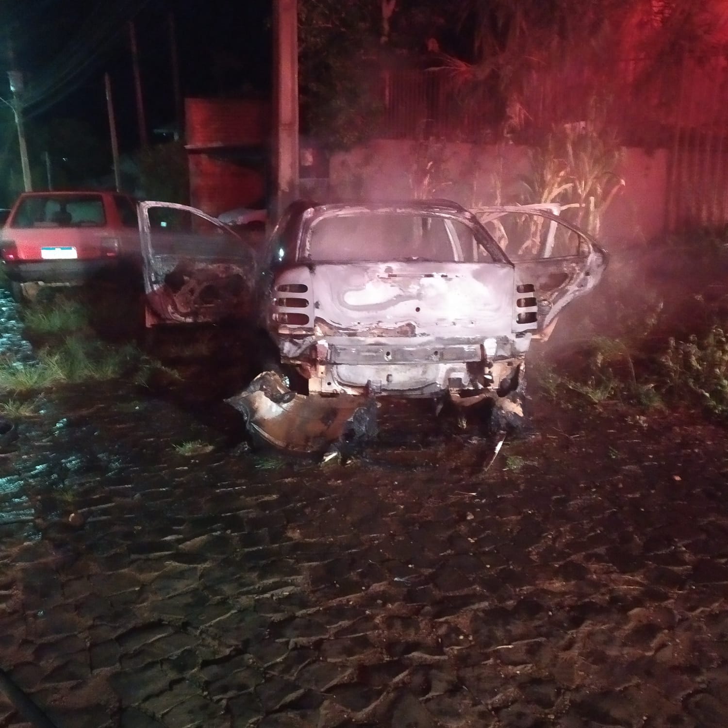 Carro é Destruído Por Incêndio Em São Lourenço Do Oeste