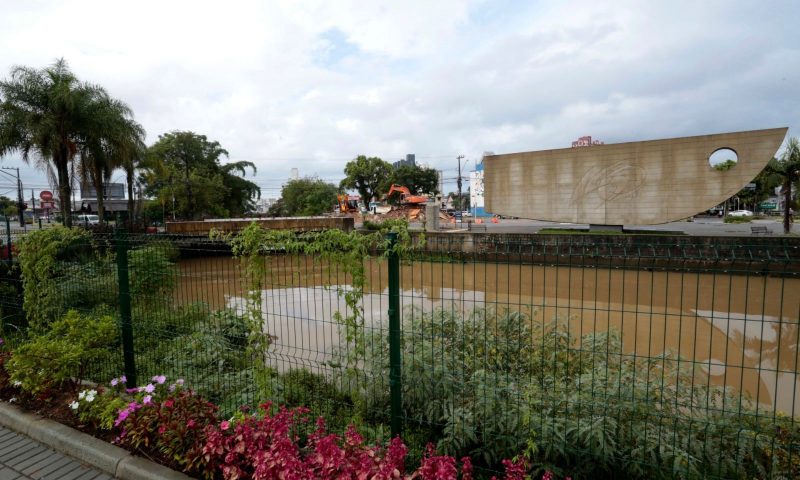 'Sumiço' do Prédio Verde muda paisagem no Centro de Joinville; veja fotos