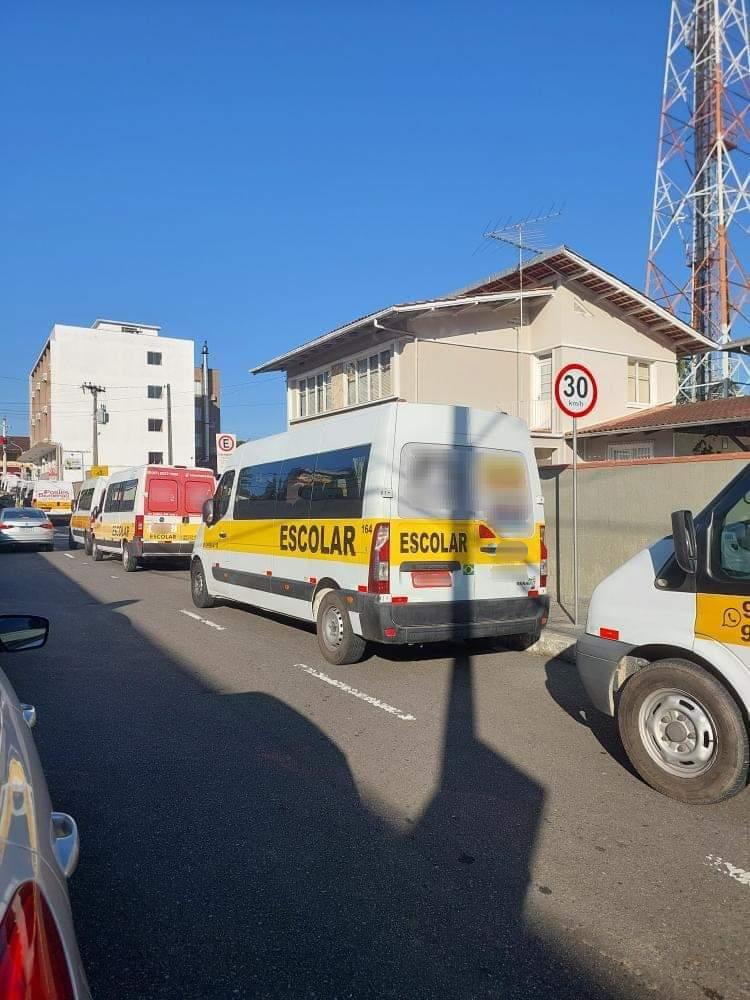 Veículo escolar faz propaganda polêmica em Blumenau; entenda