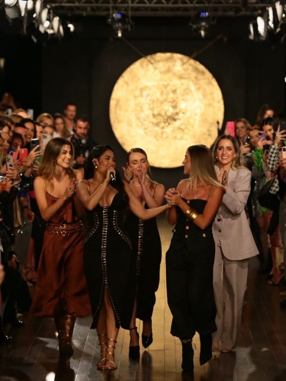 Grupo criciumense de moda luxo faz desfile de milhões com plateia de ...