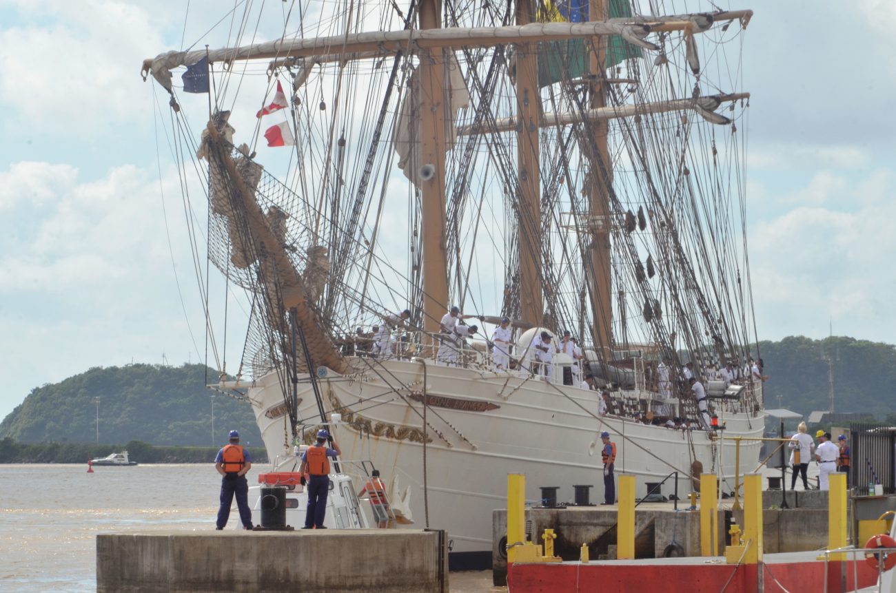 Navio veleiro da Marinha atraca em Itajaí e poderá ser visitado de forma gratuita; entenda