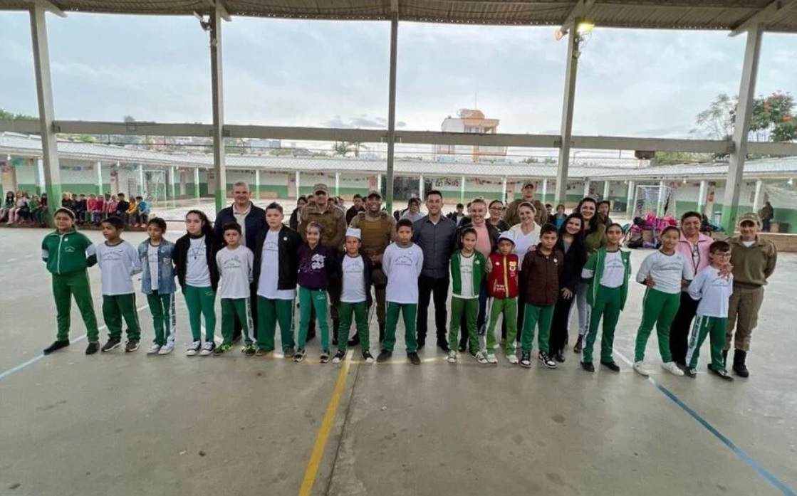 Estudantes de Braço do Norte são homenageados com medalha de mérito