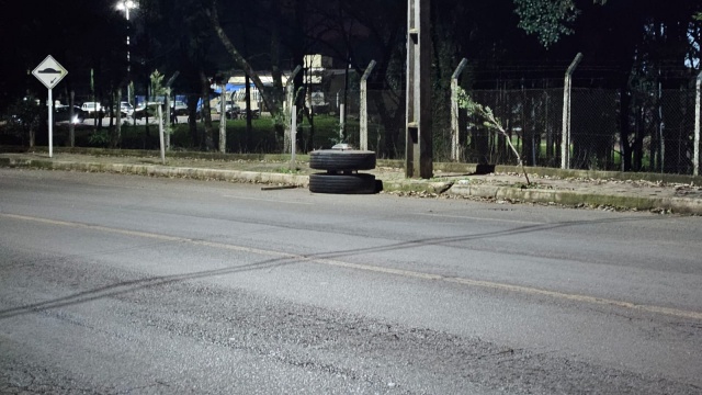 FOTOS: Eixo quebra e rodado de caminhão atinge homem em SC