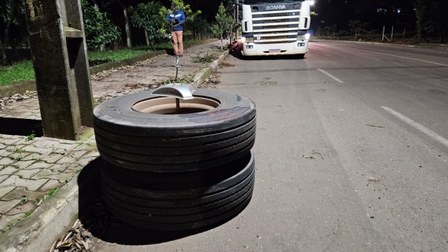 FOTOS: Eixo quebra e rodado de caminhão atinge homem em SC