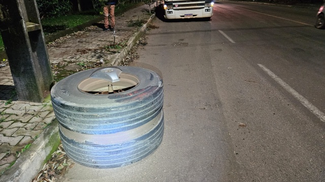FOTOS: Eixo quebra e rodado de caminhão atinge homem em SC
