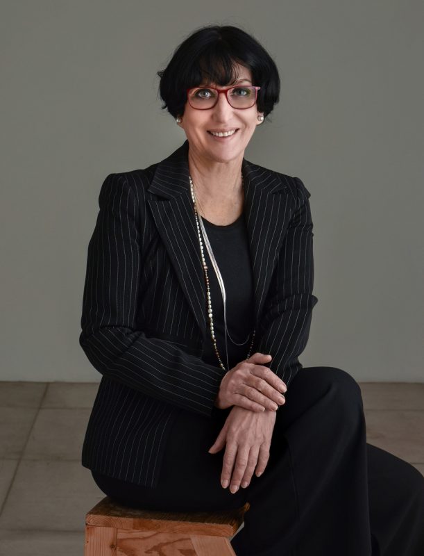 Denise Mattar descreve processo curatorial da exposição 'Elke Hering ...