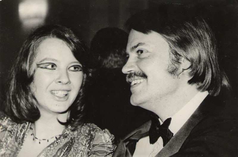 Exposição eterniza caso de amor entre a artista Elke Hering e Florianópolis