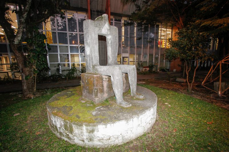 Exposição eterniza caso de amor entre a artista Elke Hering e Florianópolis