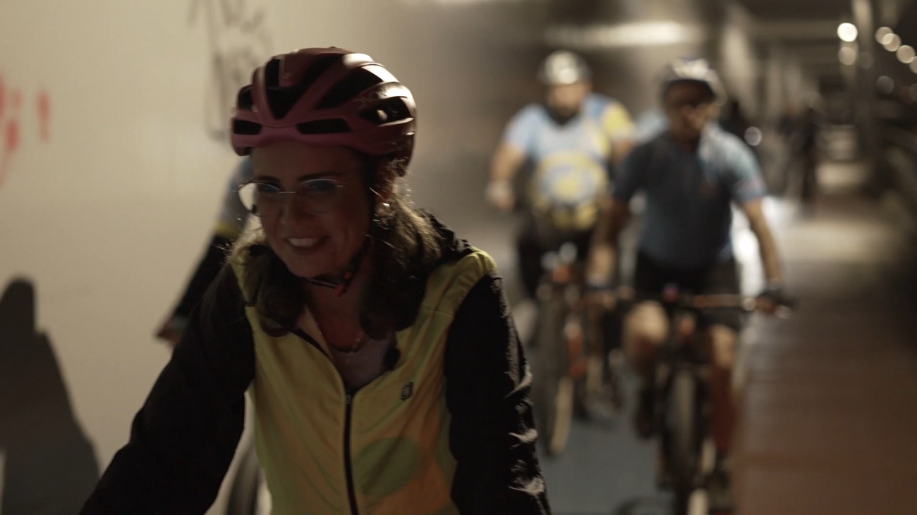 Jornalista aventureira do Floripa 350 encara pedalada noturna pela orla ...