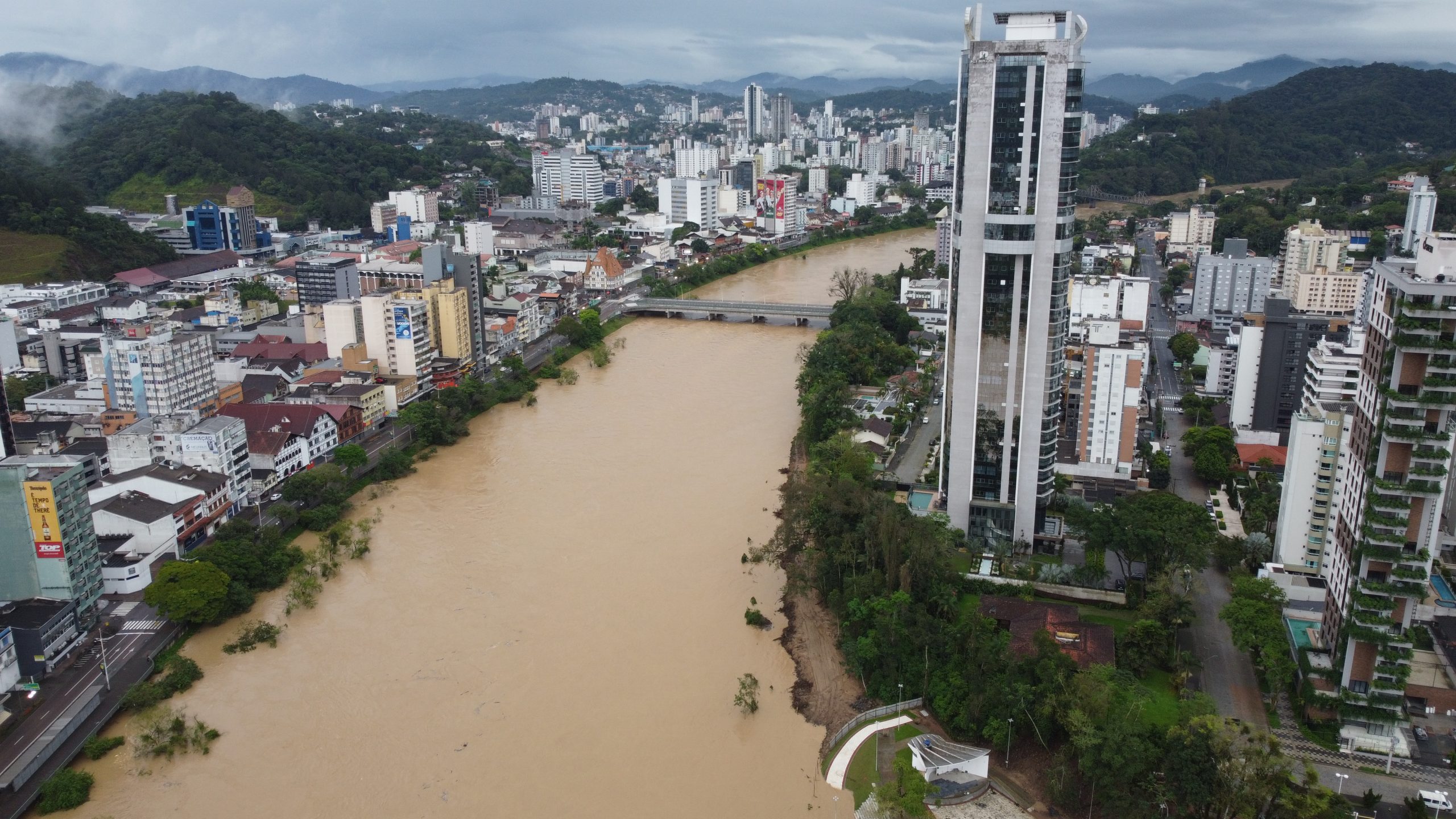 Chuvas em Blumenau: o que se sabe sobre retorno da Oktoberfest, aulas e transporte coletivo