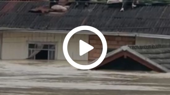 VÍDEO: Contêiner é arrastado por correnteza durante enchente em ...