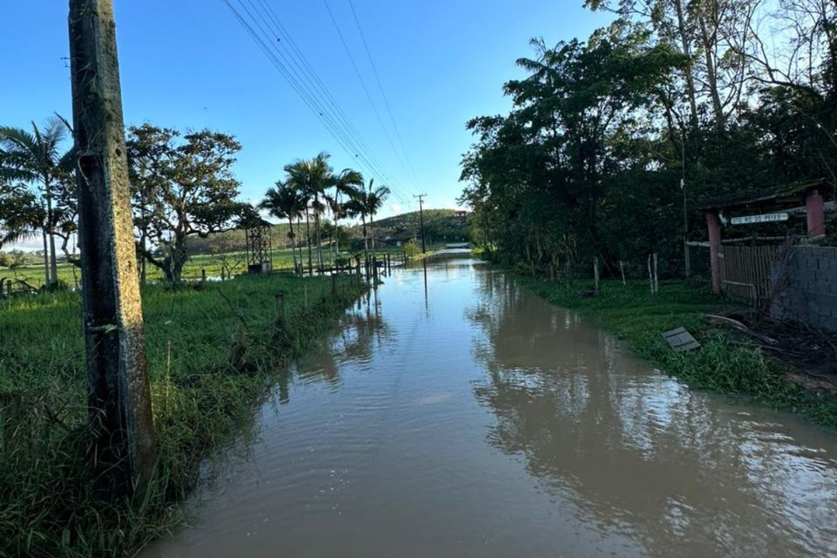 Homem desaparece após atravessar rua alagada em Barra Velha