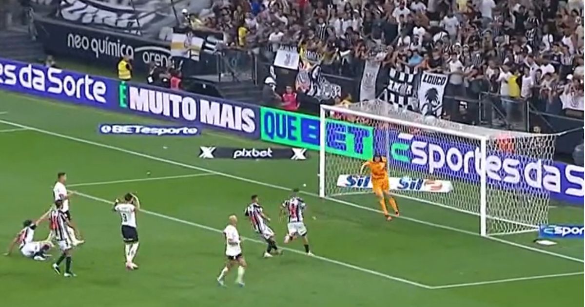VÍDEO: Cássio 'leva gol' de propósito e quase mata torcida do ...
