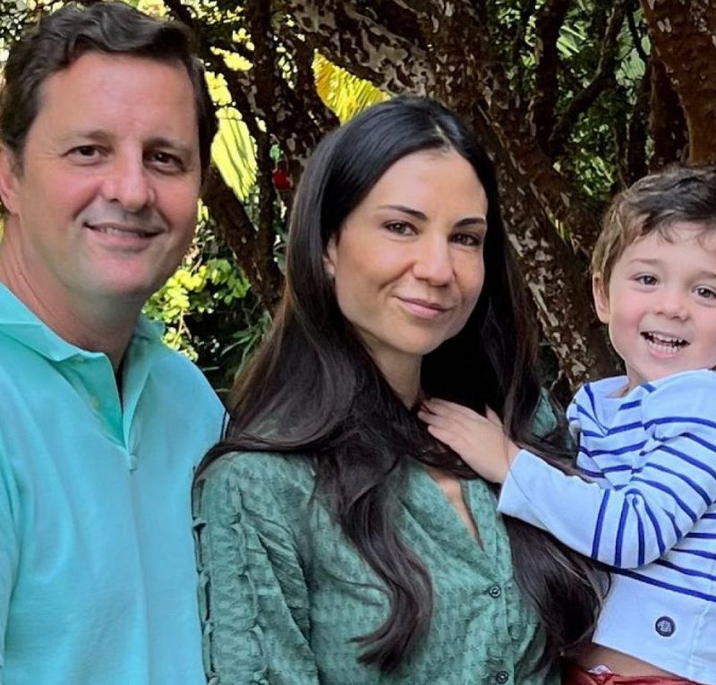 Filho de Amanda Klein dá beijo na mãe durante programa ao vivo