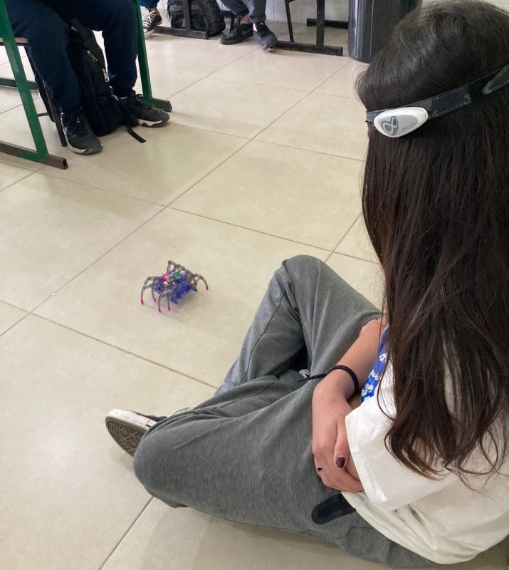 Explorando o poder da mente: estudantes aprendem a controlar robô por ...