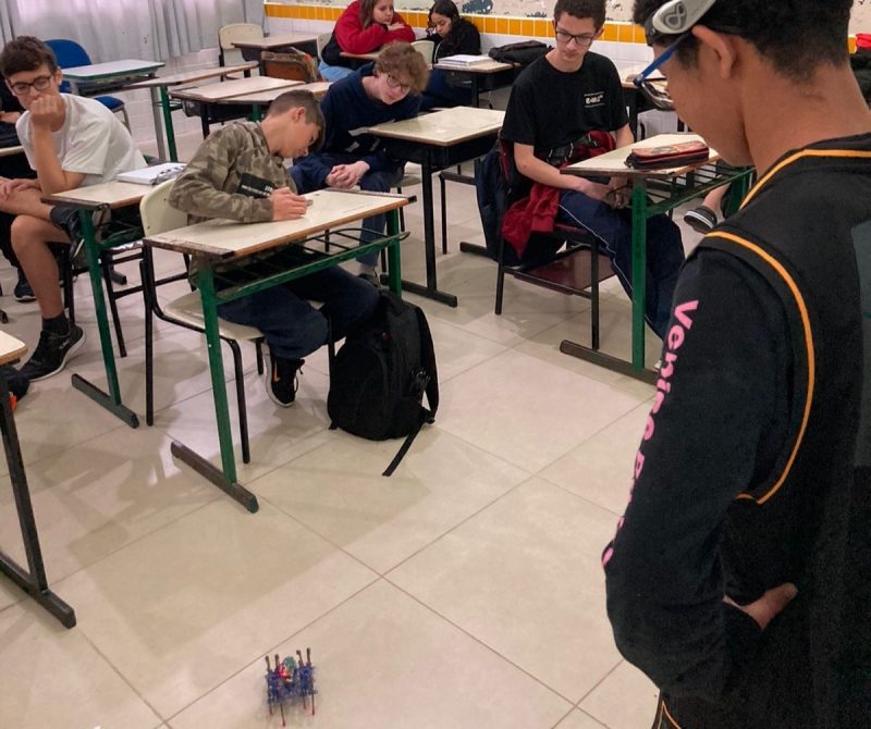 Explorando o poder da mente: estudantes aprendem a controlar robô por ...