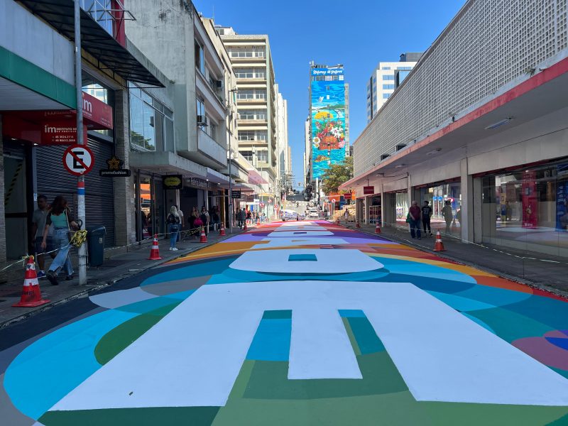 Intervenção urbana une espaço de pedestres e arte no coração de ...