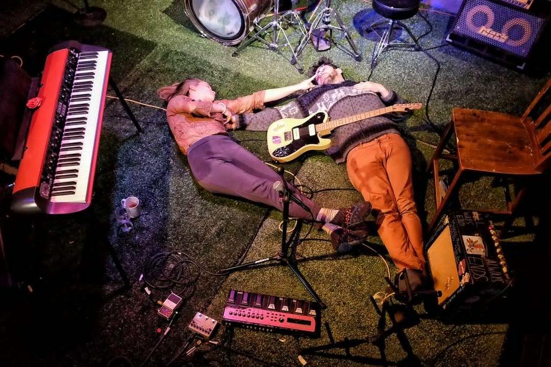 Duo Alex Pergament e Miranda Dahl, dos EUA, evocam a graça da jazz ...