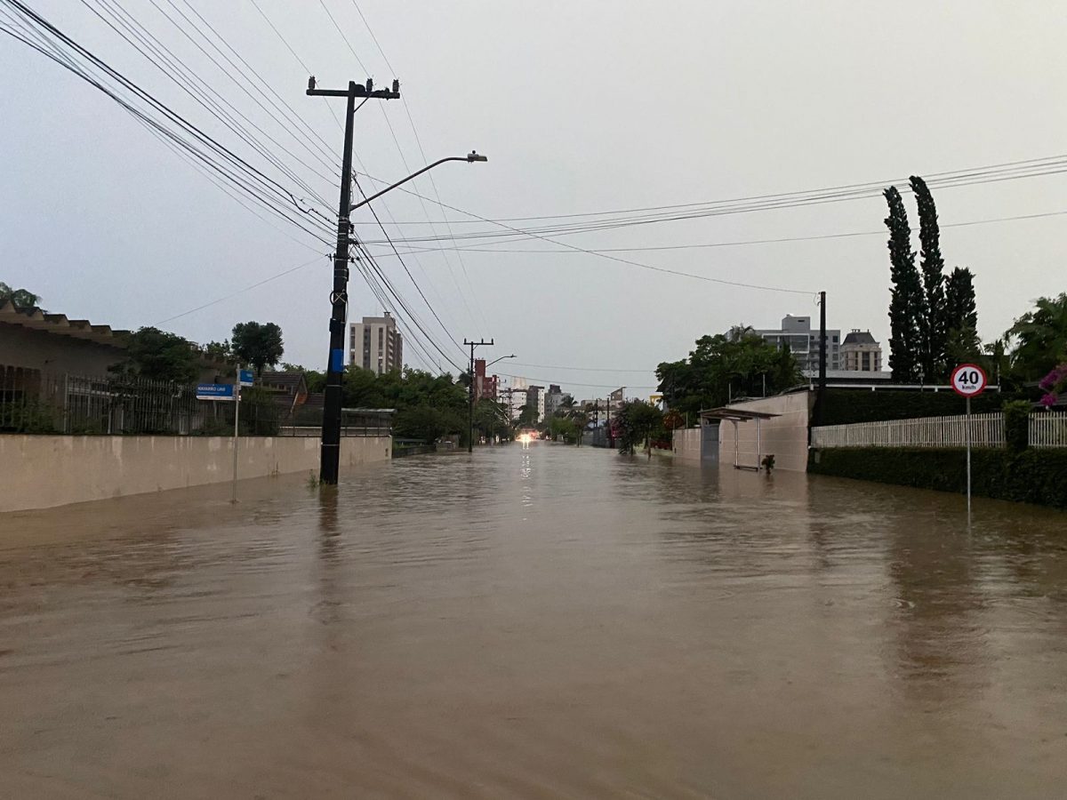 Caos Em Joinville Cidade Registra Quase 80 Mm De Chuvas Em Apenas Uma Hora