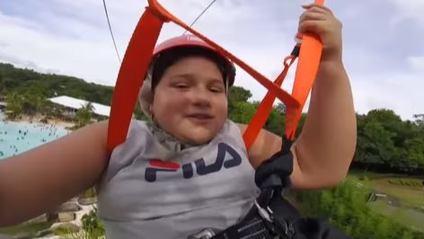 Menina tem reação hilária ao ficar presa em tirolesa: 'estou devendo ...